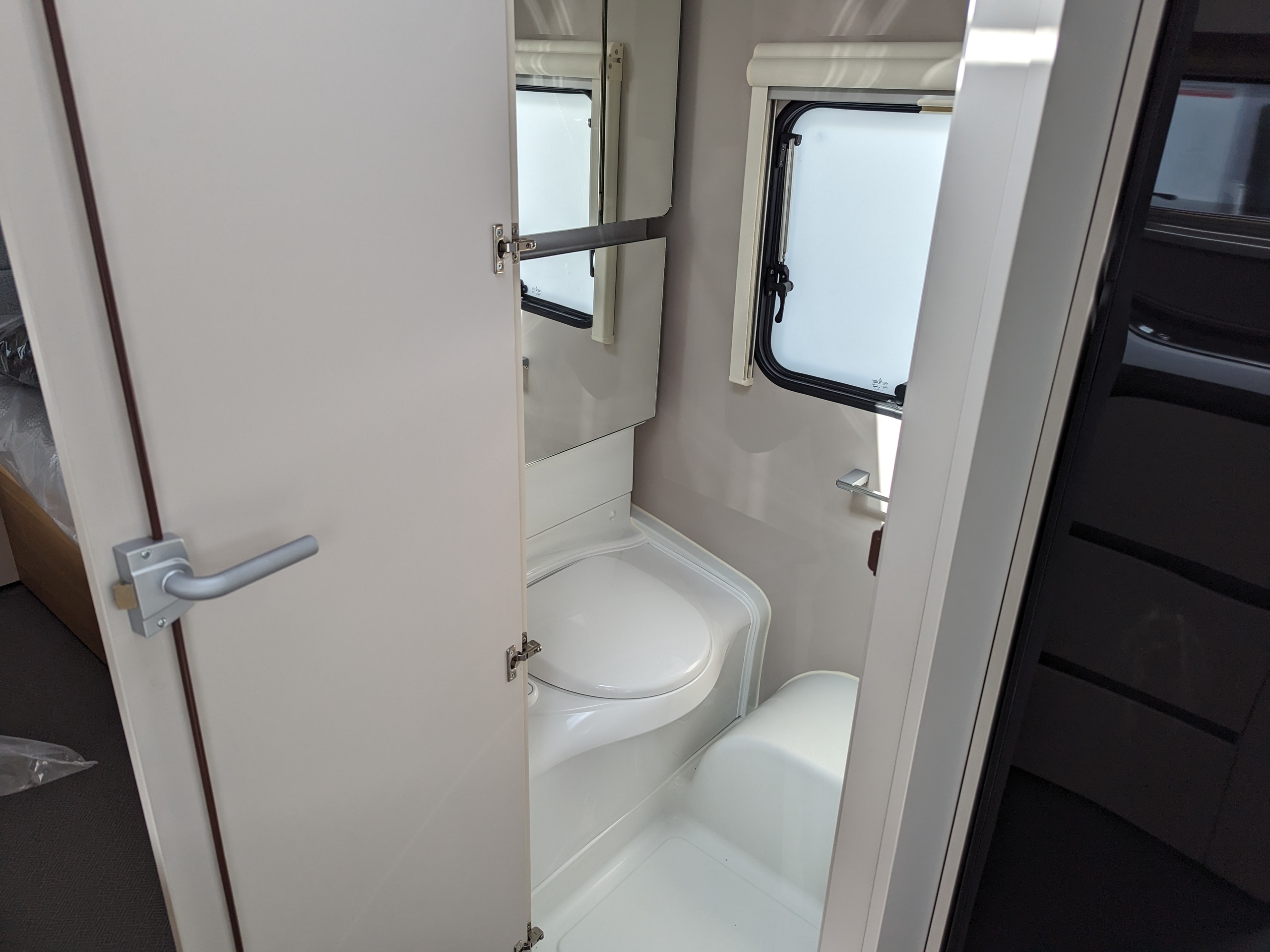 ADORA 542UL | キャンピングカーの新車・中古車販売｜デルタリンク