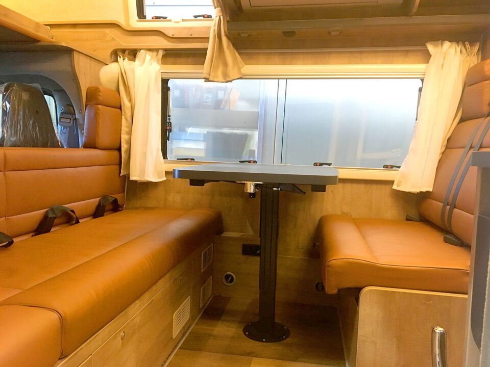 リバティ52DB Lodge | キャンピングカーの新車・中古車販売｜デルタリンク