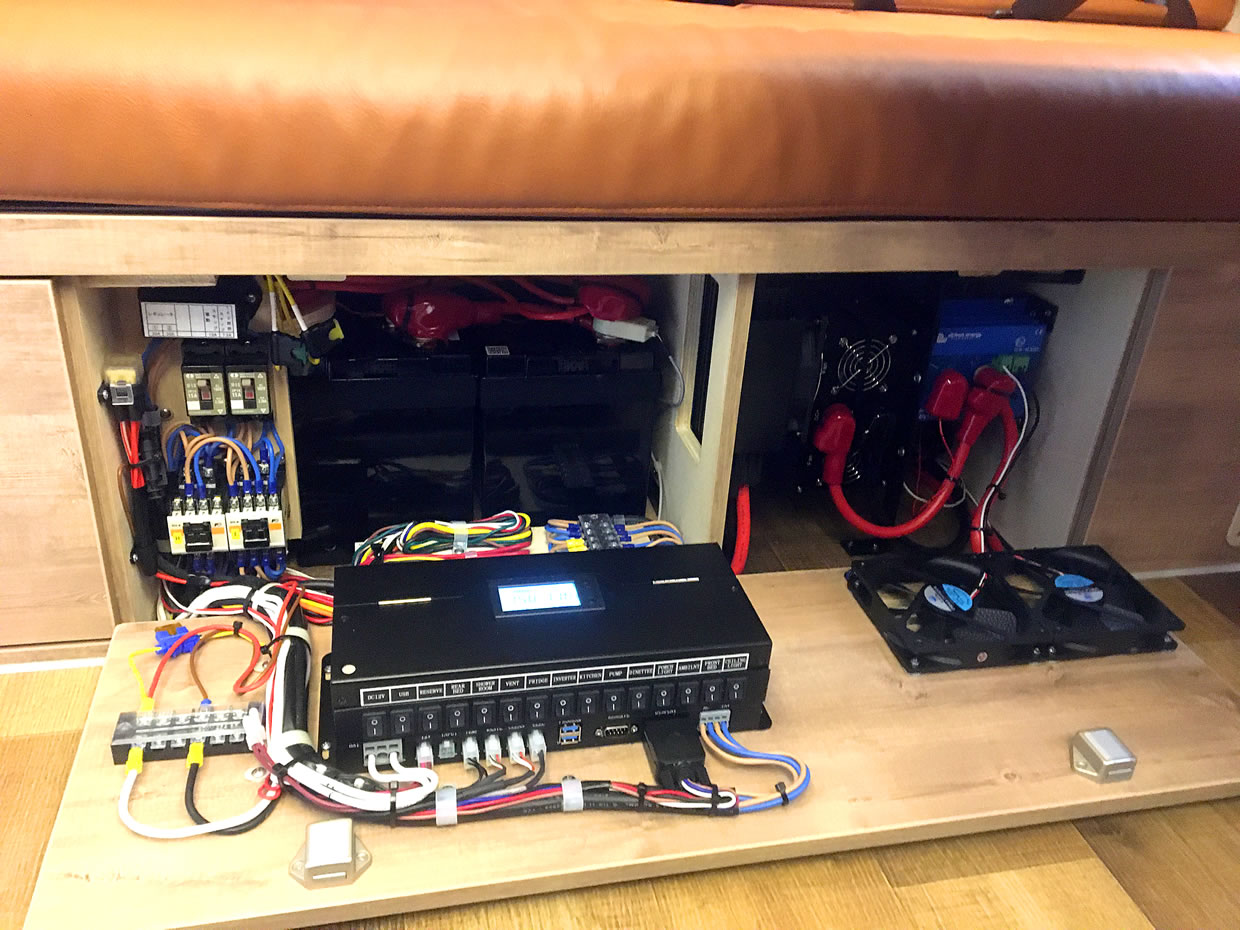 リバティ52DB Lodge | キャンピングカーの新車・中古車販売｜デルタリンク