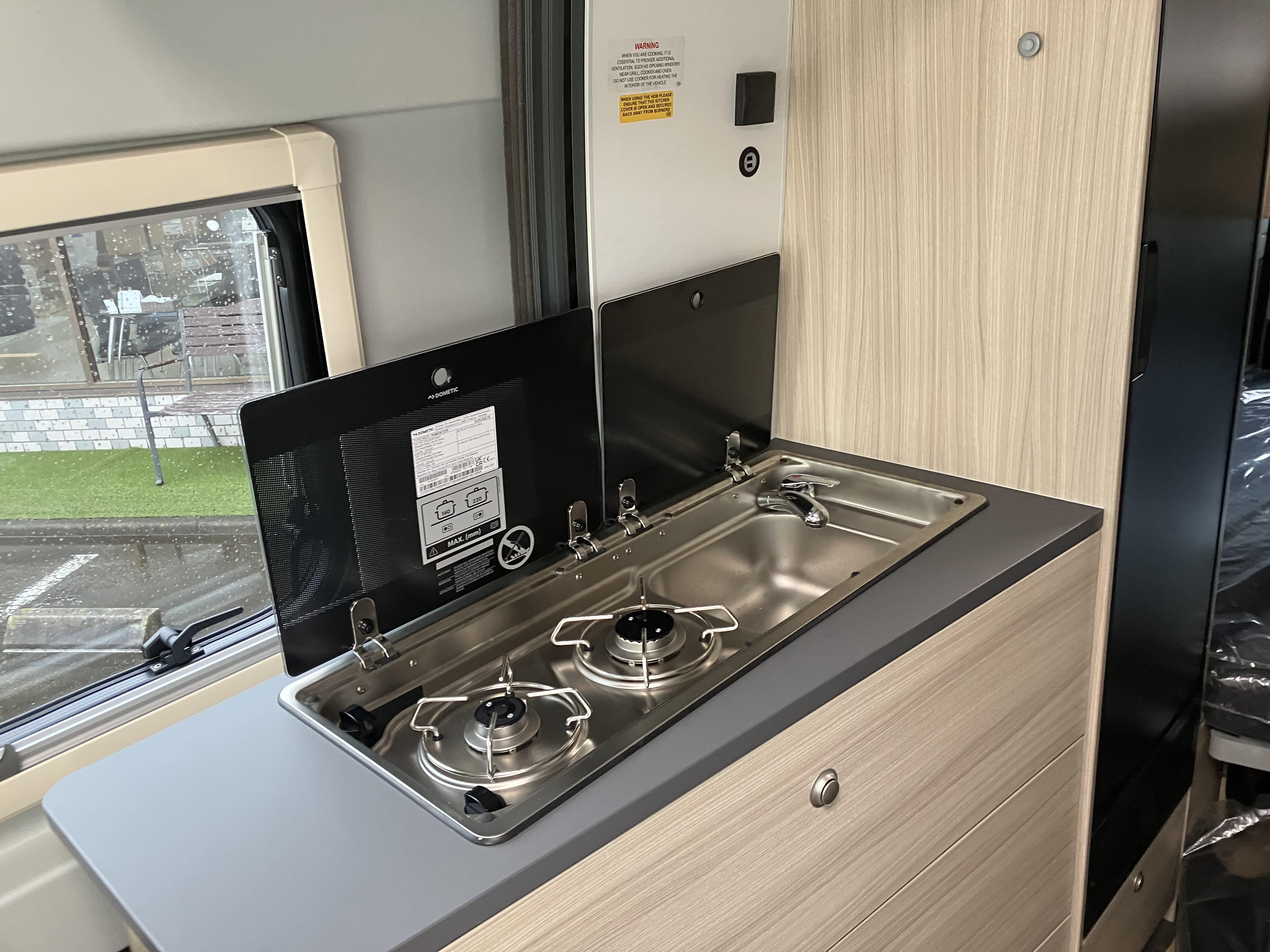 V60SP ファミリー2段ベッド4名就寝 家庭用エアコン装着 | キャンピングカーの新車・中古車販売｜デルタリンク