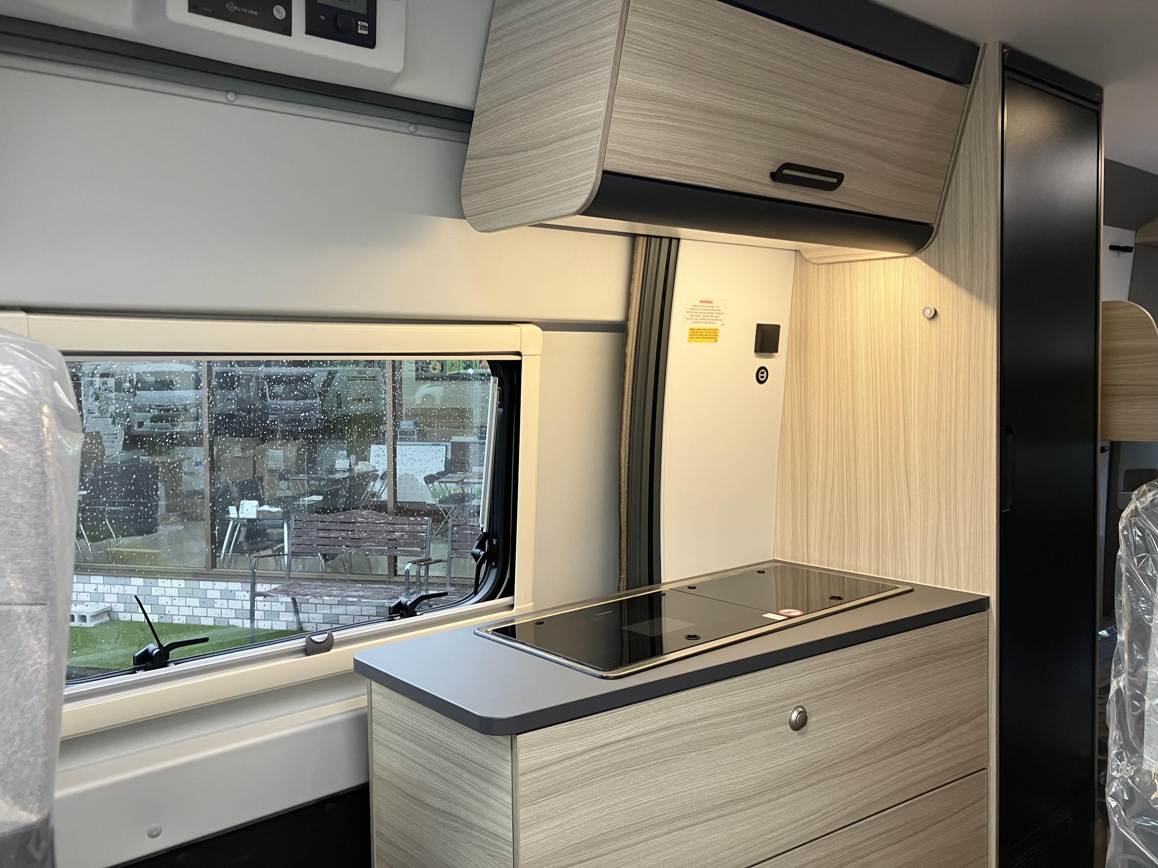 V60SP ファミリー2段ベッド4名就寝 家庭用エアコン装着 | キャンピングカーの新車・中古車販売｜デルタリンク