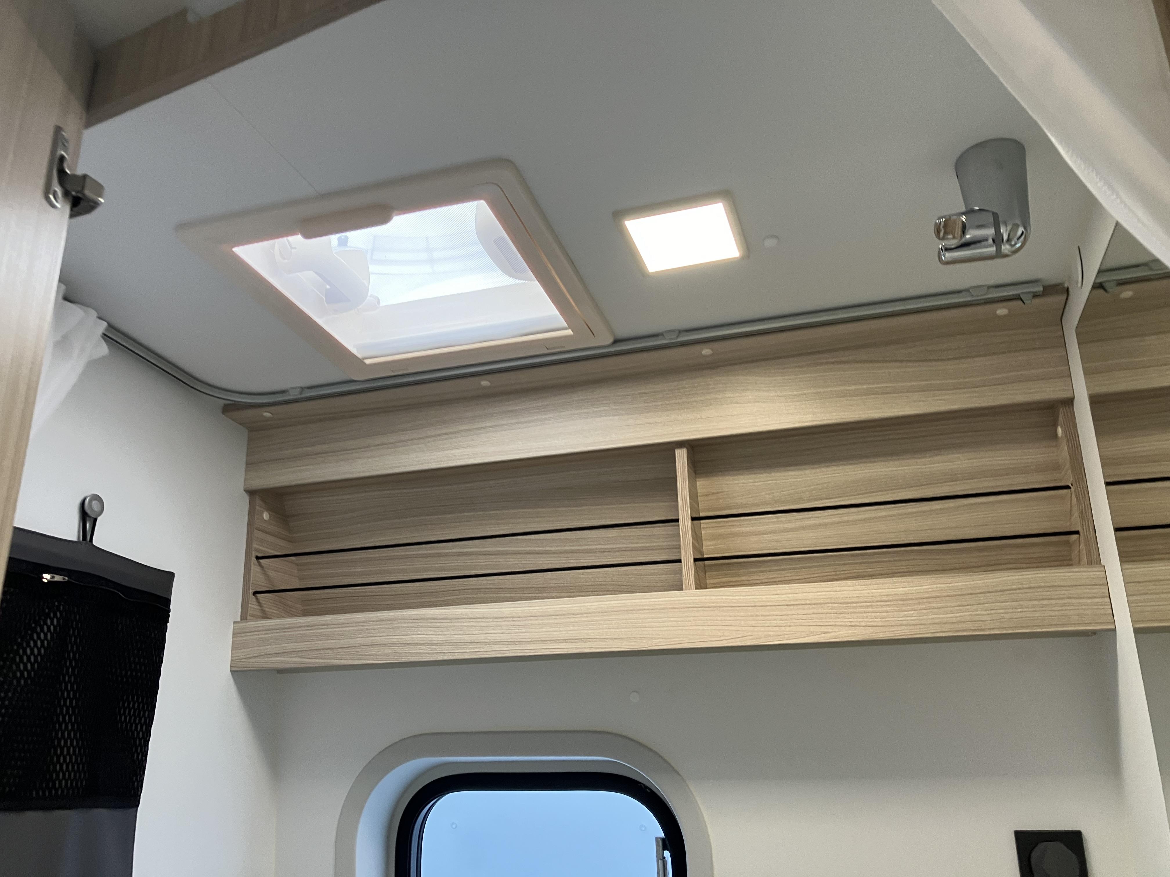 V60SP ファミリー2段ベッド4名就寝 家庭用エアコン装着 | キャンピングカーの新車・中古車販売｜デルタリンク