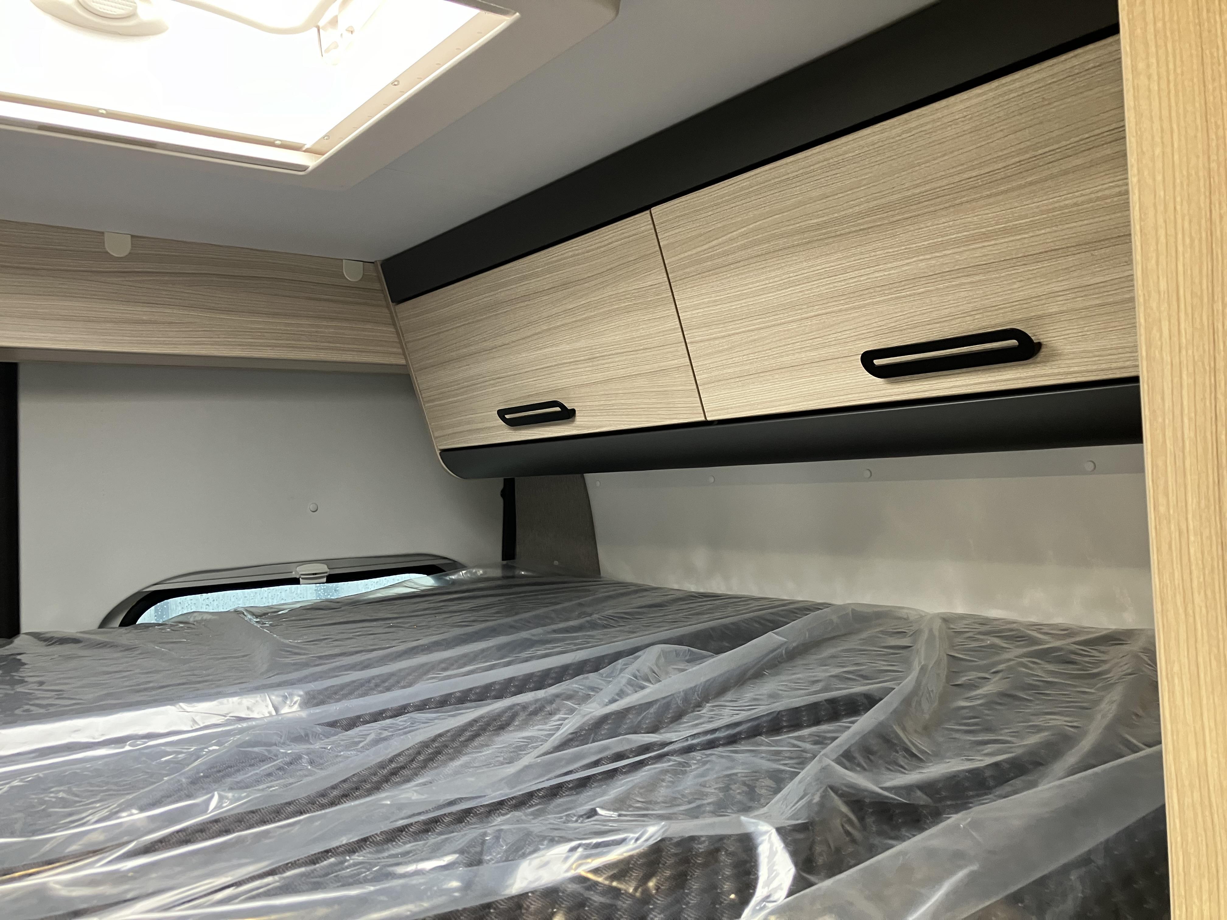 V60SP ファミリー2段ベッド4名就寝 家庭用エアコン装着 | キャンピングカーの新車・中古車販売｜デルタリンク