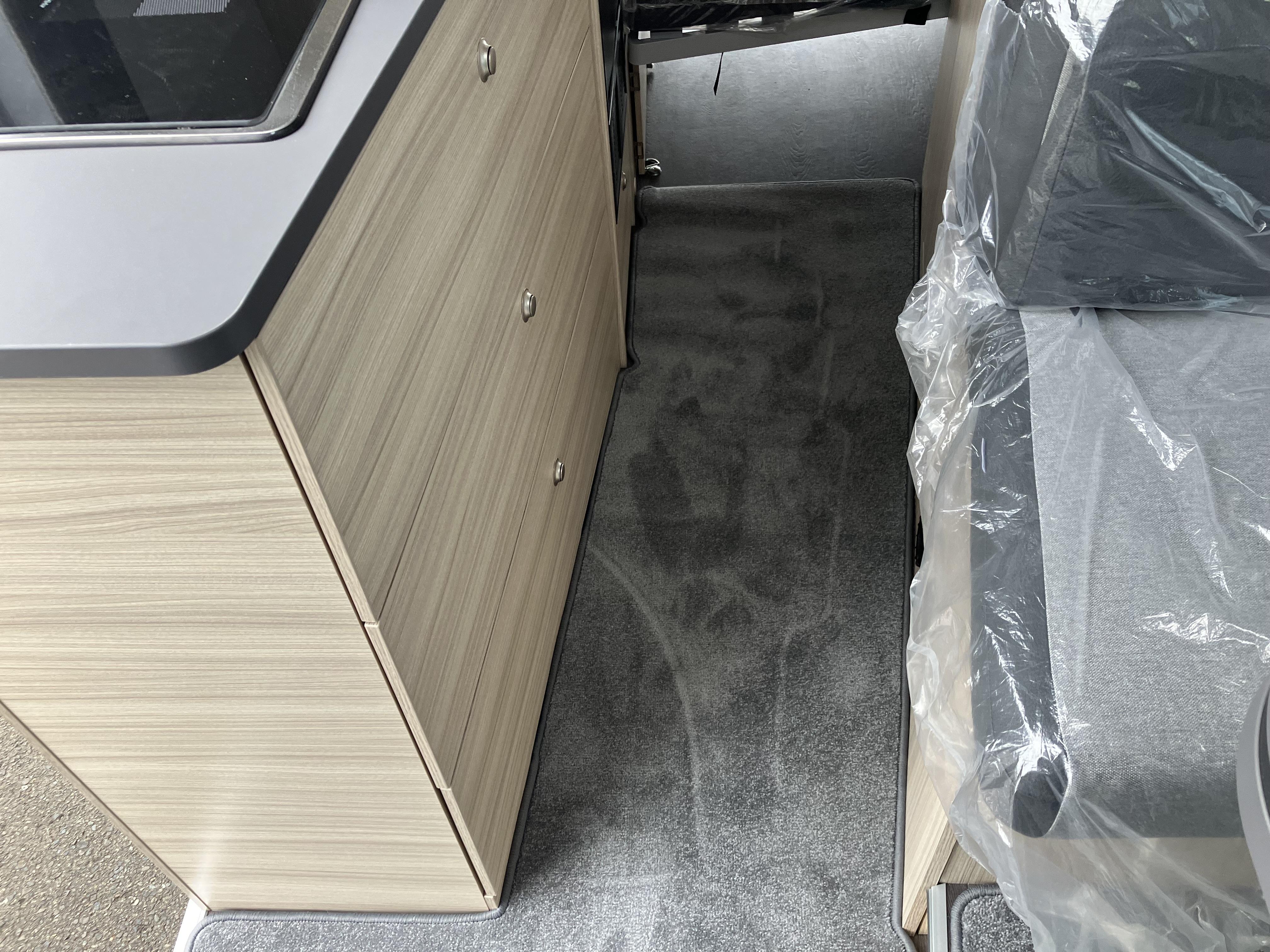 V60SP ファミリー2段ベッド4名就寝 家庭用エアコン装着 | キャンピングカーの新車・中古車販売｜デルタリンク