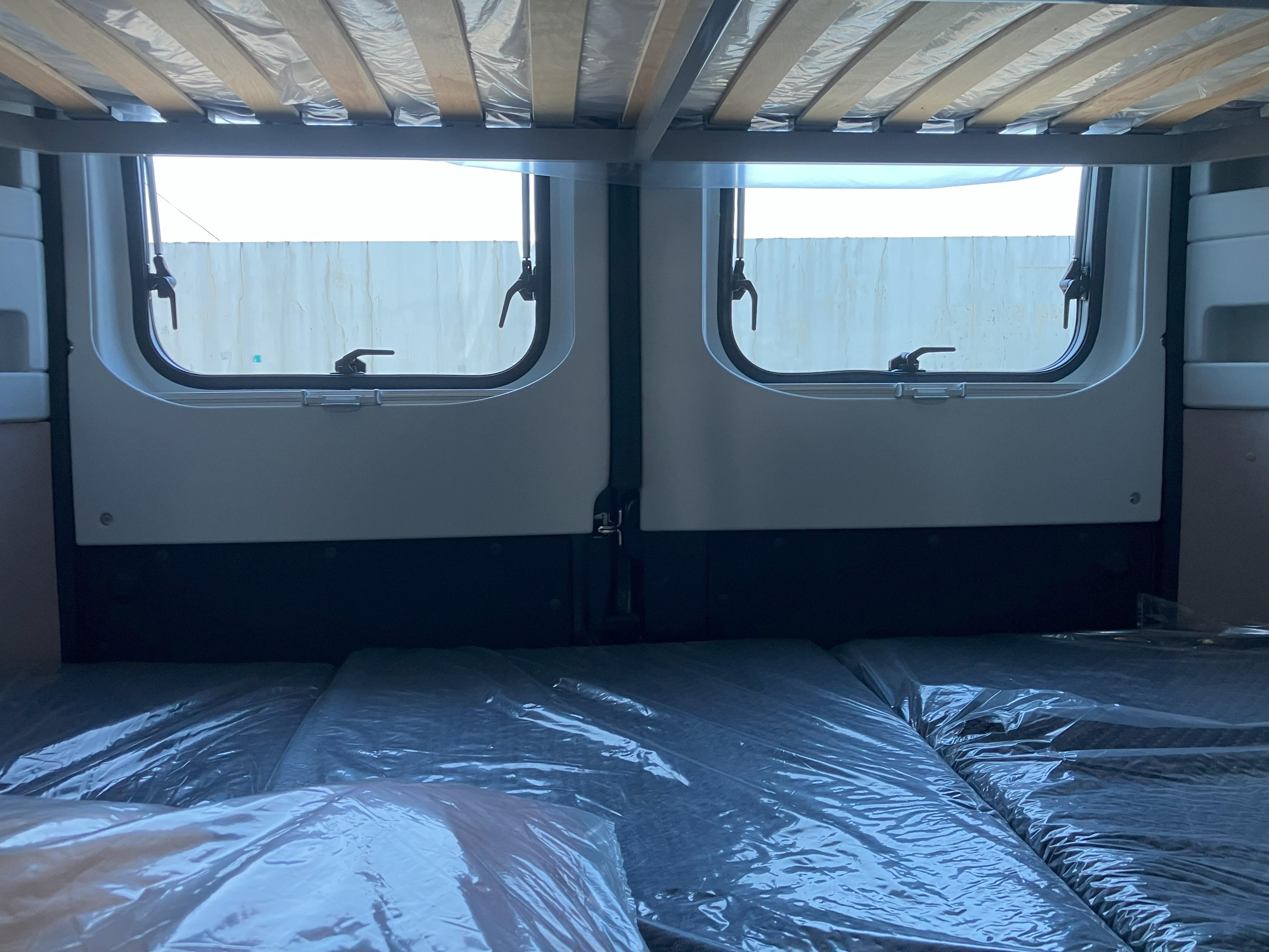 V60SP ファミリー リア2段ベッド 跳ね上げ式 人気のブラック | キャンピングカーの新車・中古車販売｜デルタリンク