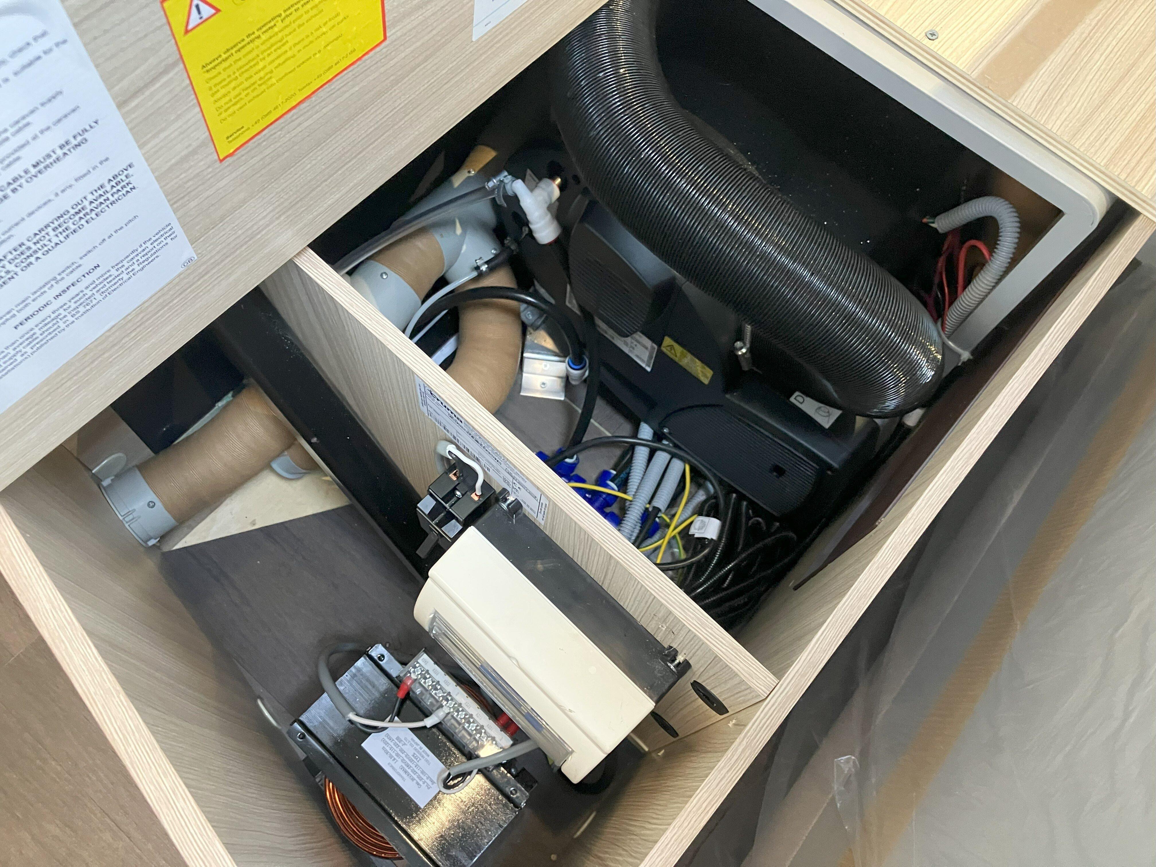 V60SP ファミリー リア2段ベッド 跳ね上げ式 人気のブラック | キャンピングカーの新車・中古車販売｜デルタリンク