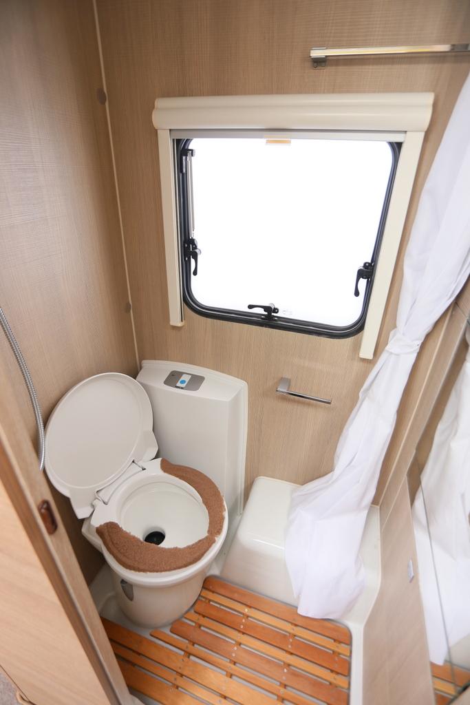 ADORA 492 LU | キャンピングカーの新車・中古車販売｜デルタリンク