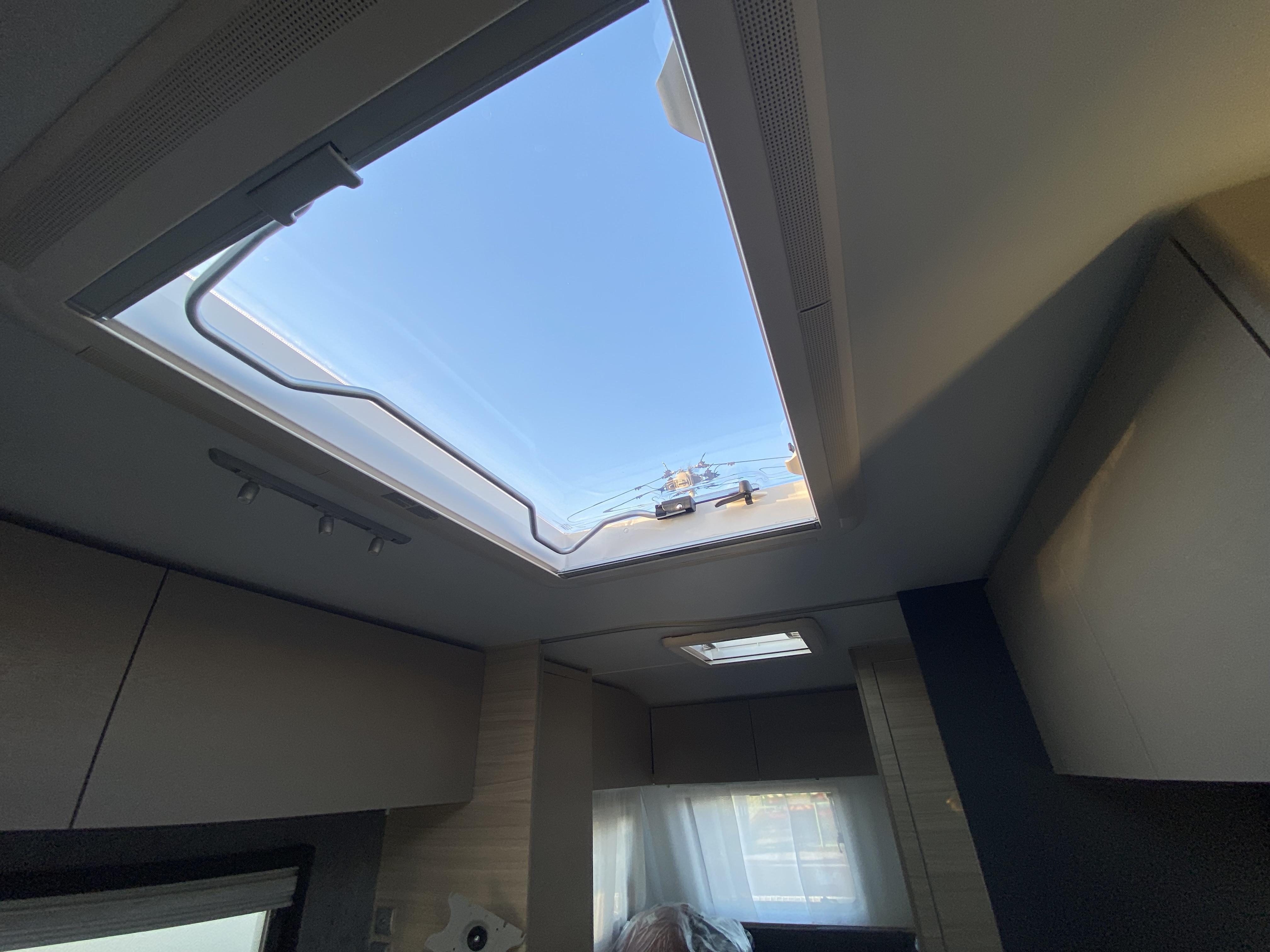 ALTEA 472PK ファミリー使いにも最高の1台！！アビバとアドーラの良いとこ取り！ | キャンピングカーの新車・中古車販売｜デルタリンク